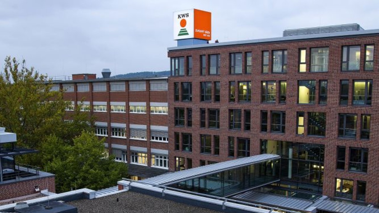 Ein echter Hingucker – Das neue Logo mit Claim auf dem KWS Gelände ...